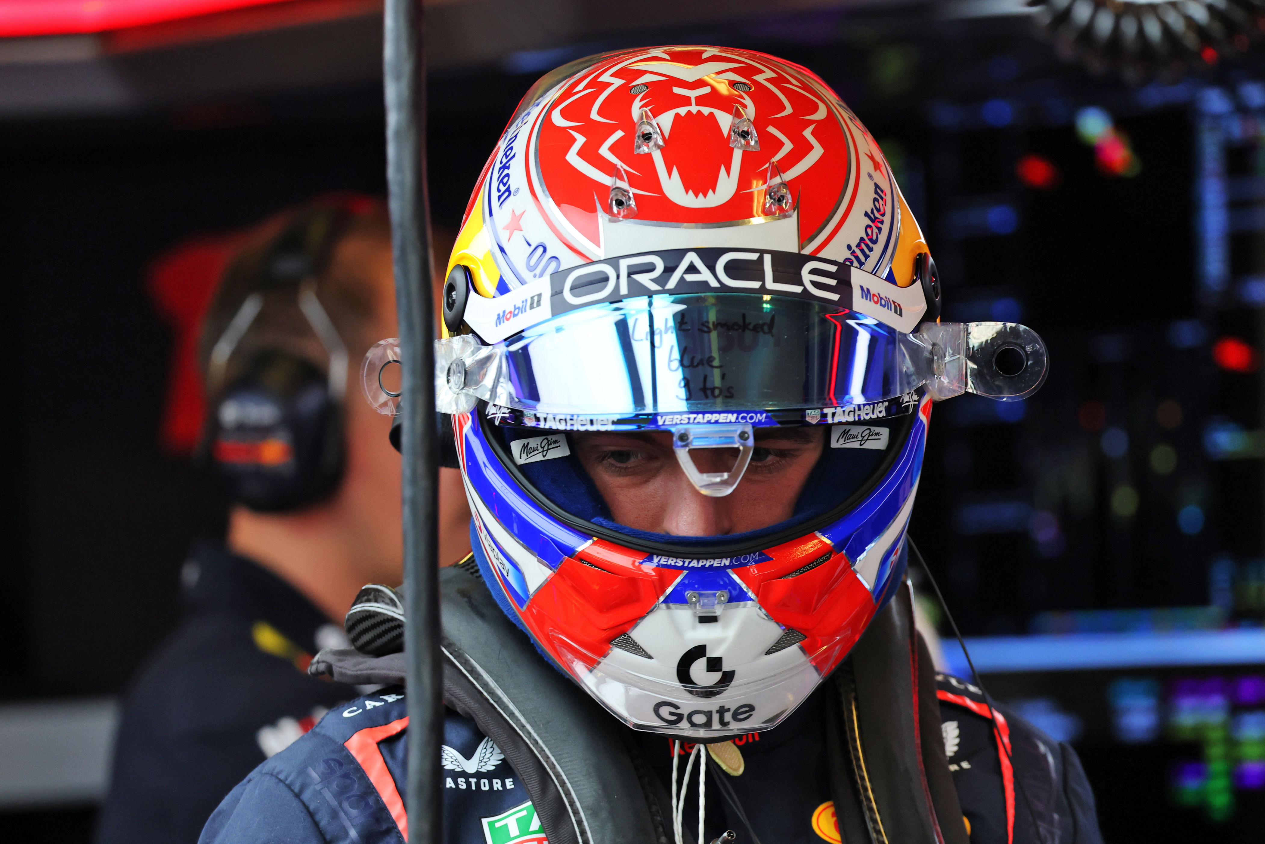 Verstappen onthult gloednieuwe helm