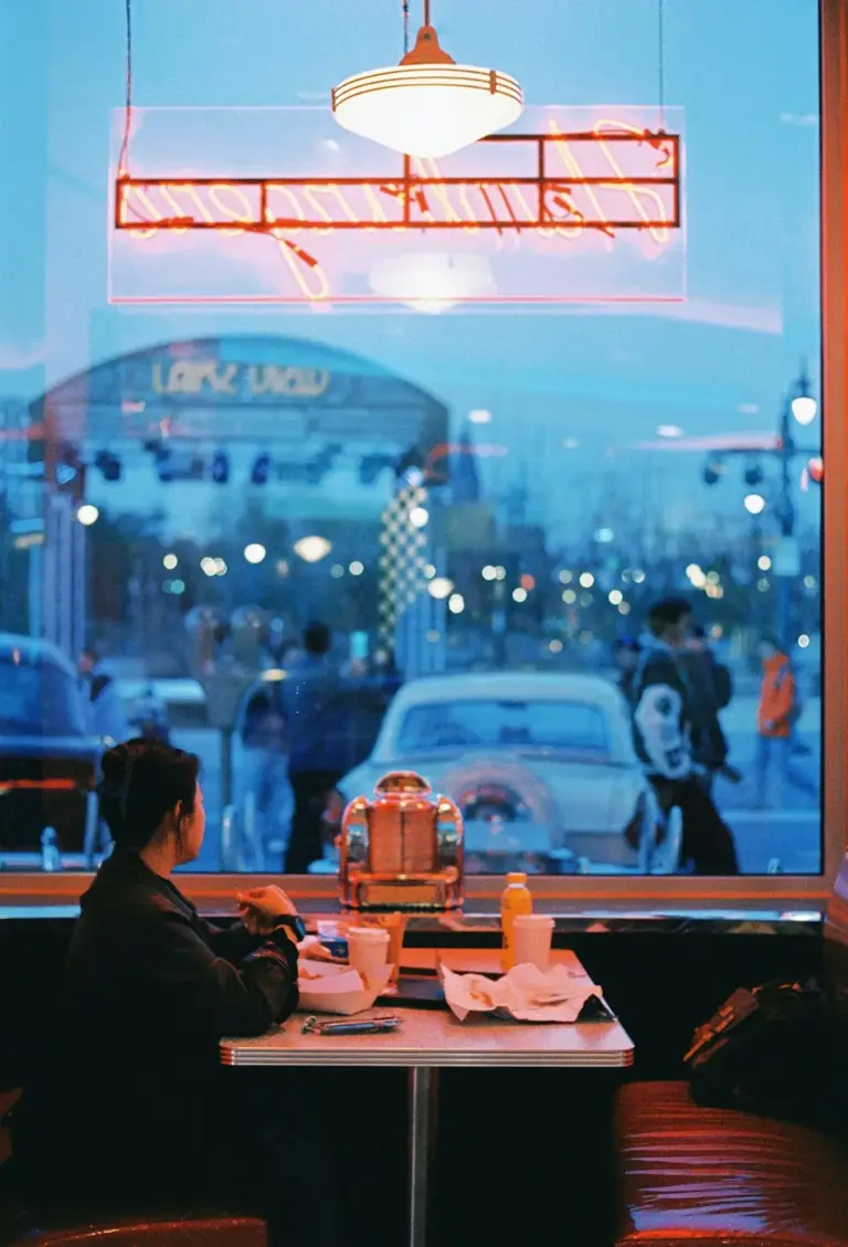 8 red flags fine dining servers notice the moment you walk in