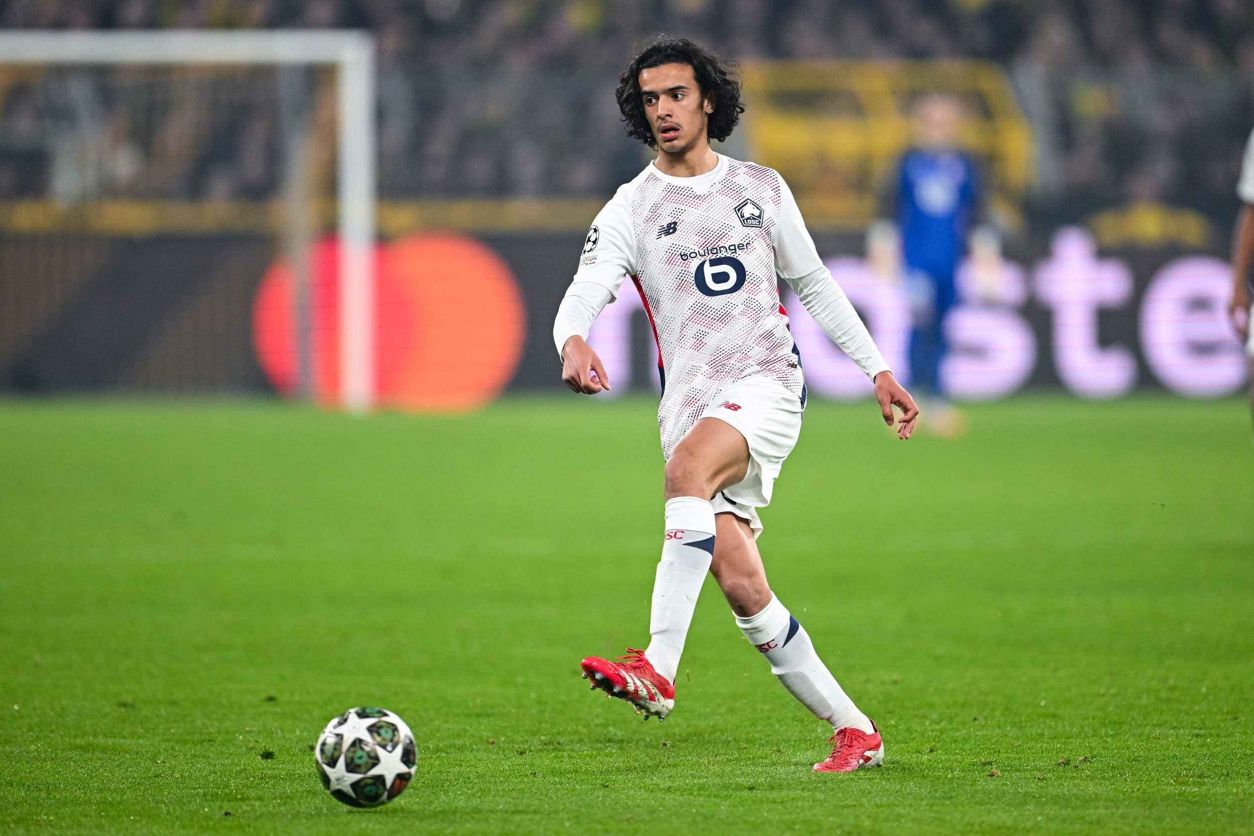 Report: Chelsea to battle Liverpool, Man United and Arsenal for €60m ...