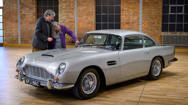 Cette Aston Martin DB5 en fin de vie brille à nouveau comme neuf