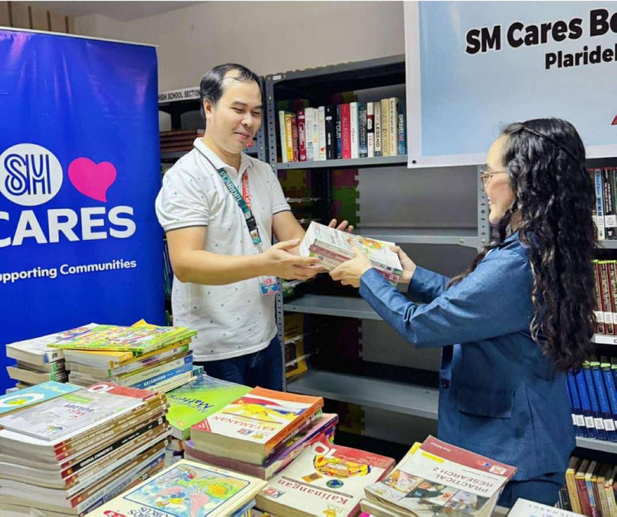 Bulacan libraries get over 2K books under SM's 'Book Nook'