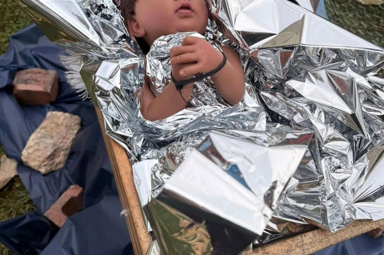 Illinois church displays controversial nativity scene with ICE agents ...