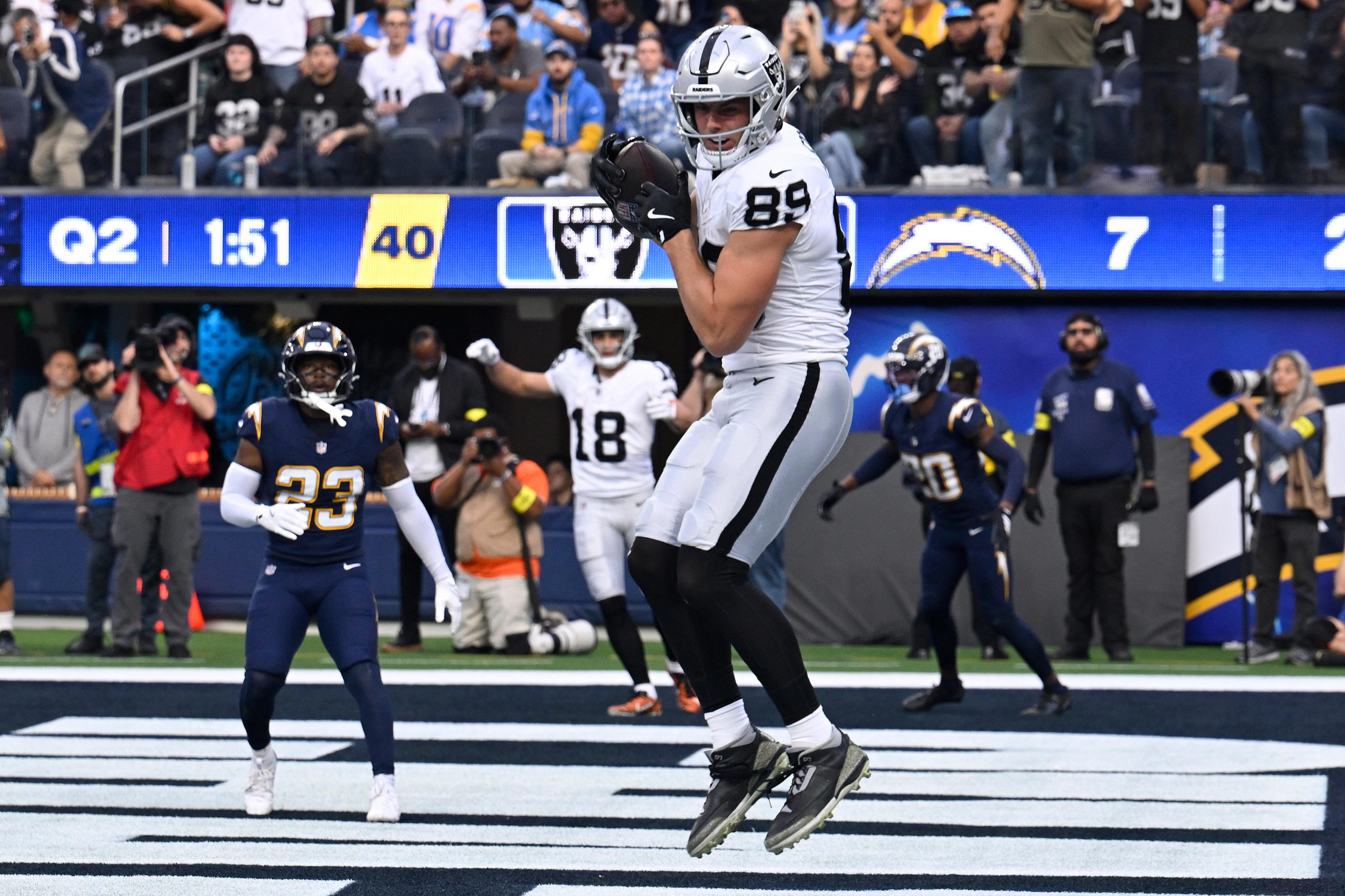 Raiders shut down two star players ahead of Week 17