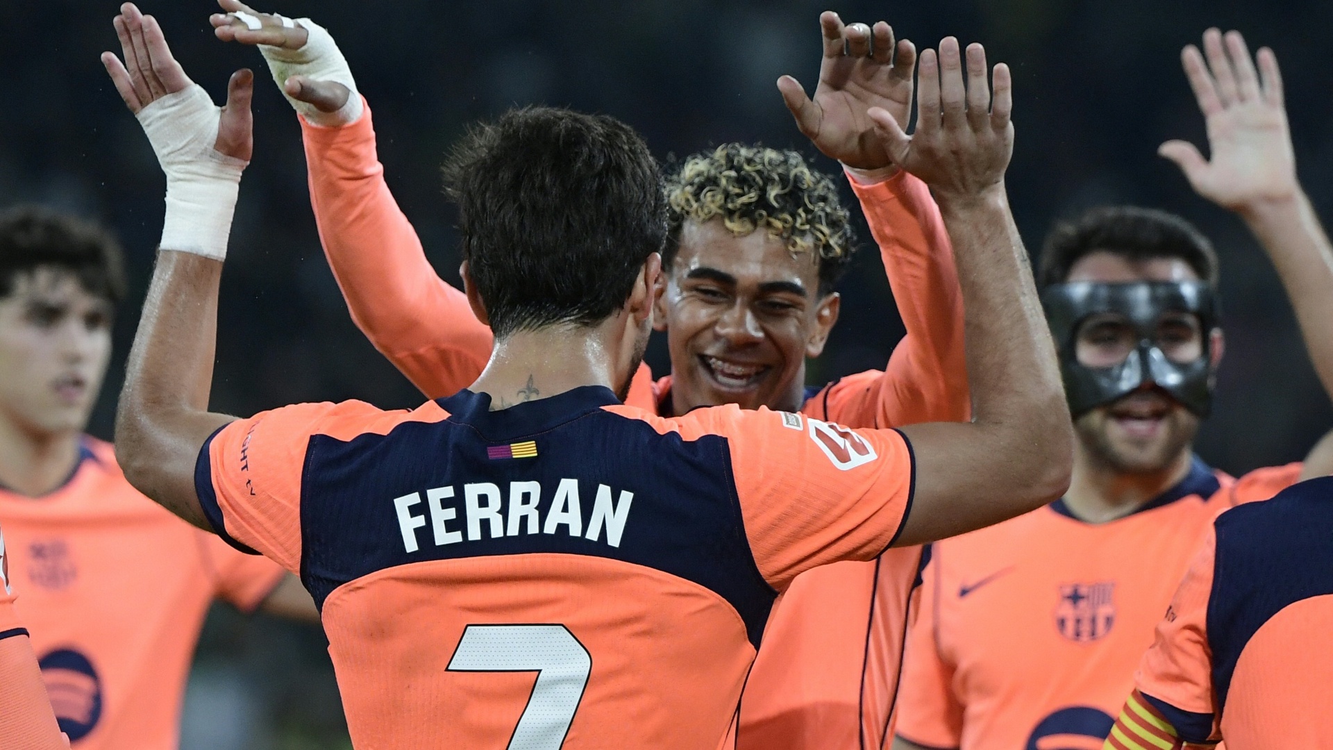 Fußball: Dreierpack Ferran Torres - Barcelona baut Tabellenführung aus