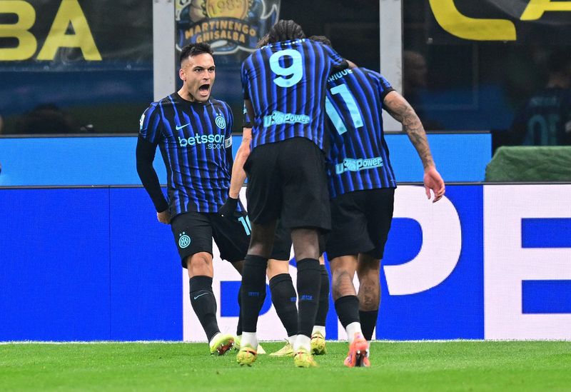 Soccer-Inter go top with 4-0 thumping of in-form Como