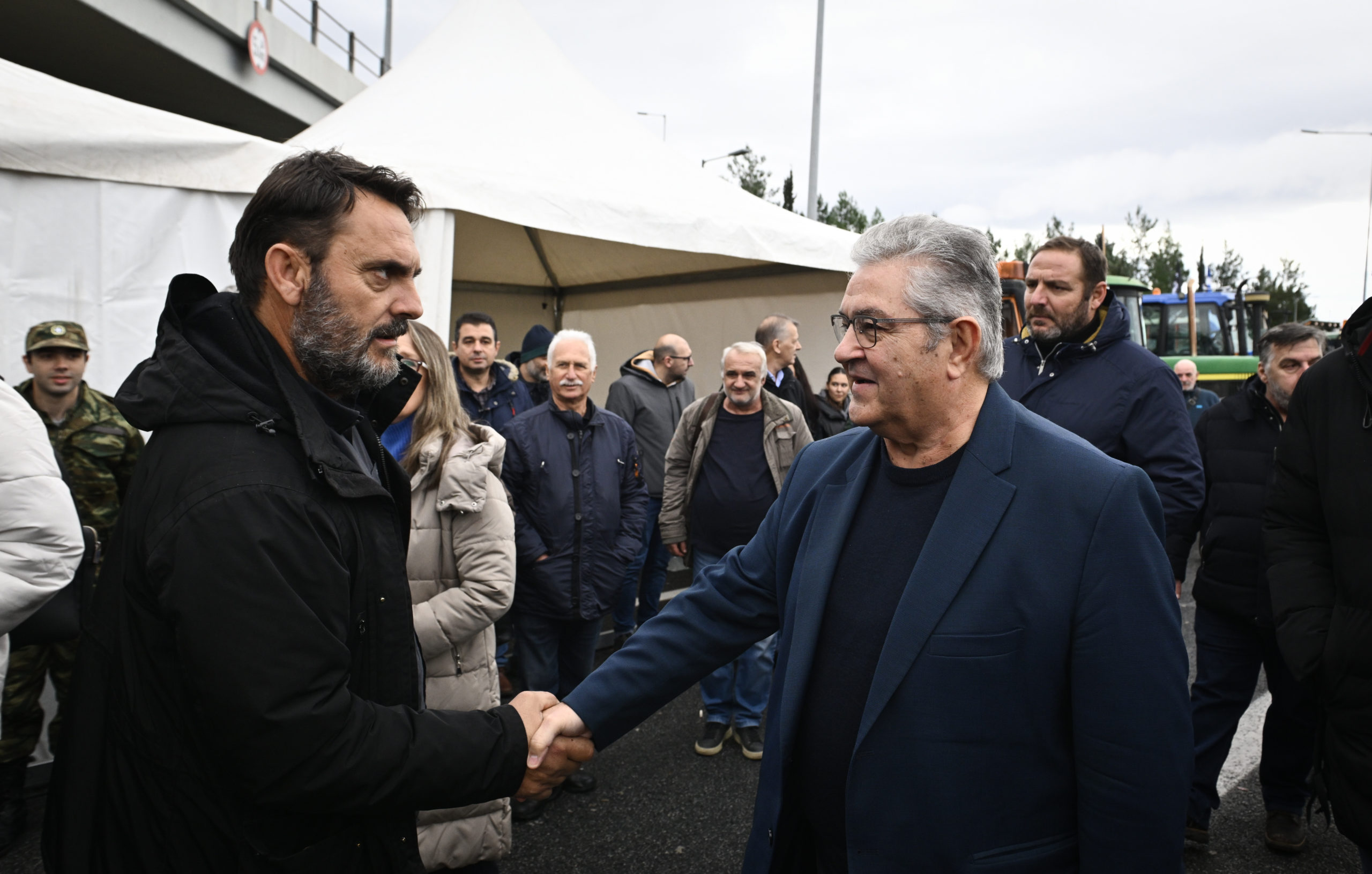 Με τους αγρότες στη Λάρισα ο Κουτσούμπας: Στηρίζουμε τον αγώνα σας ...
