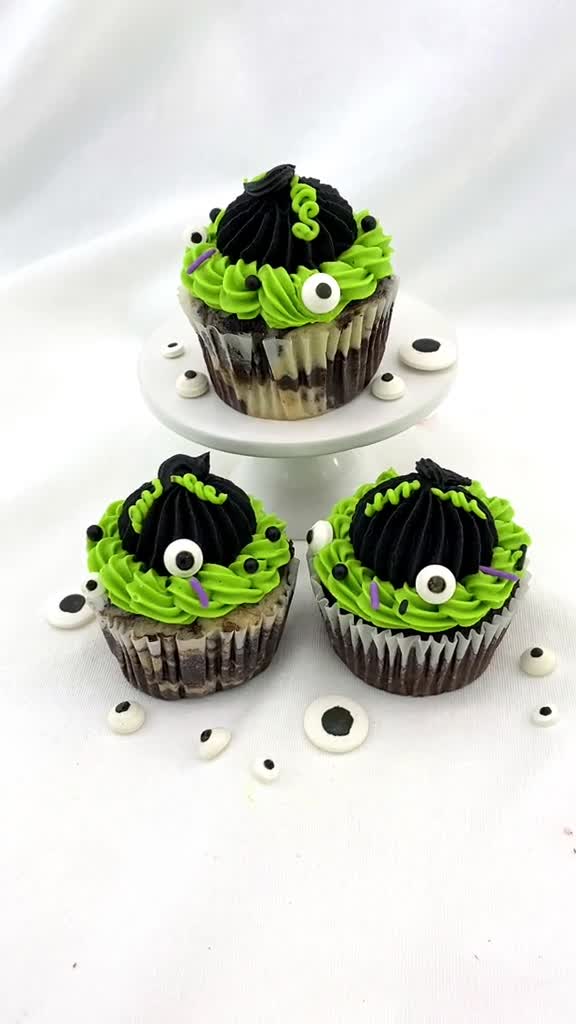 Spooky eyeball cupcakes for Halloween parties