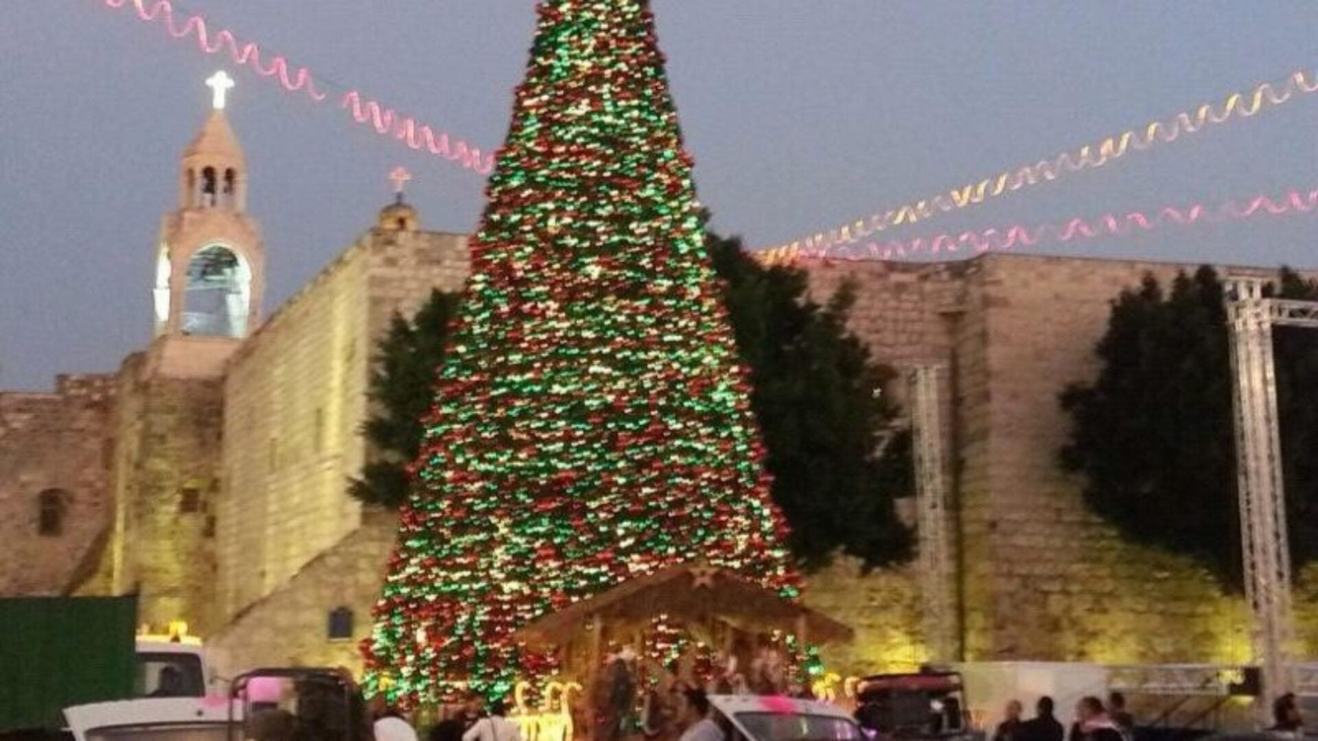 Η Βηθλεέμ φωτίζει ξανά το χριστουγεννιάτικο δέντρο της – Πρώτος ...
