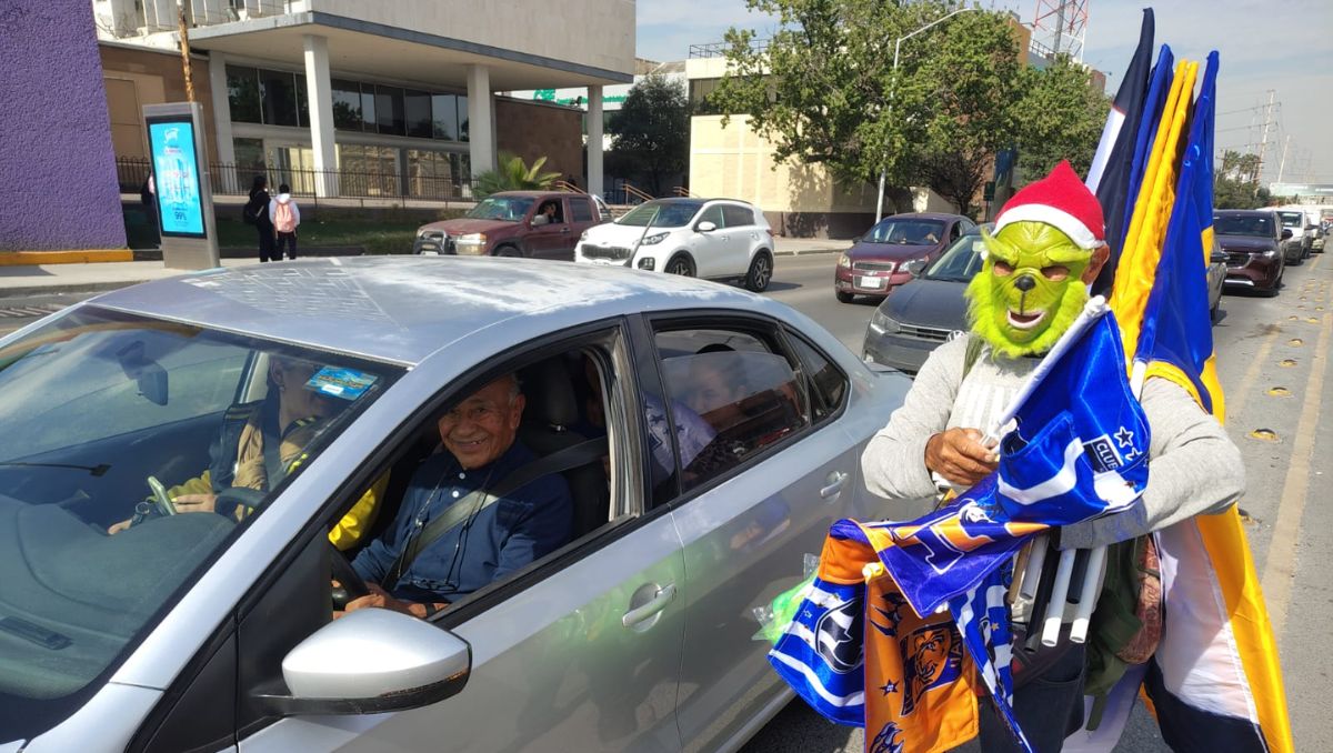 Disfrazado de 'El Grinch', Francisco Morales vende banderas de Tigres y ...