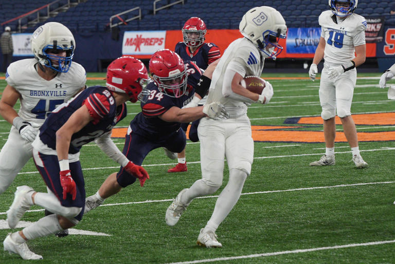 Undefeated Bronxville captures first football state title since 2010
