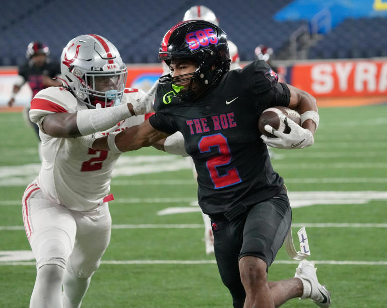Monroe makes history with dominant win in state football championship