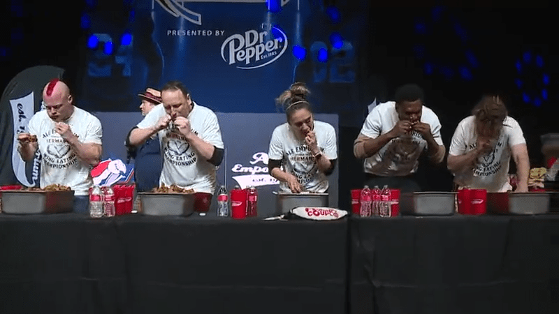 Competitive eater Joey Chestnut wins Ale Emporium’s wing-eating contest ...