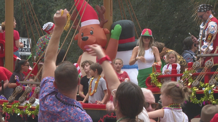 Thousands gather in Tampa streets for Santa parade ahead of lighting of ...