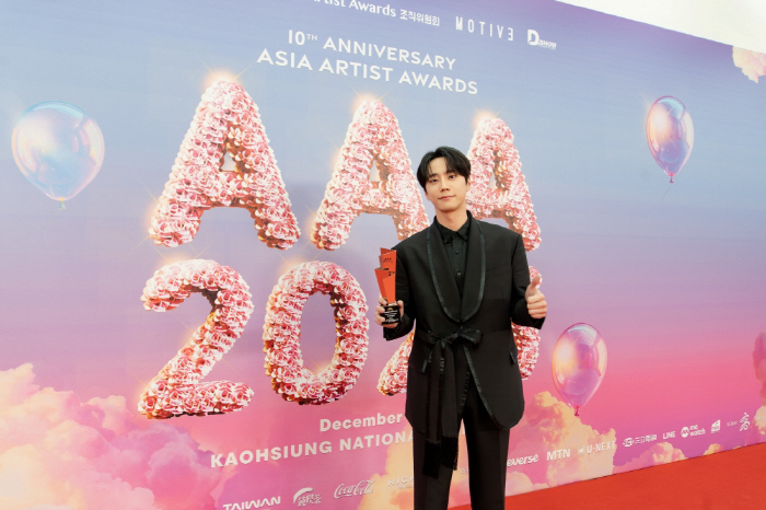 'AAA 2025' best actor Lee Joon-young, the brightest man this year... I ...