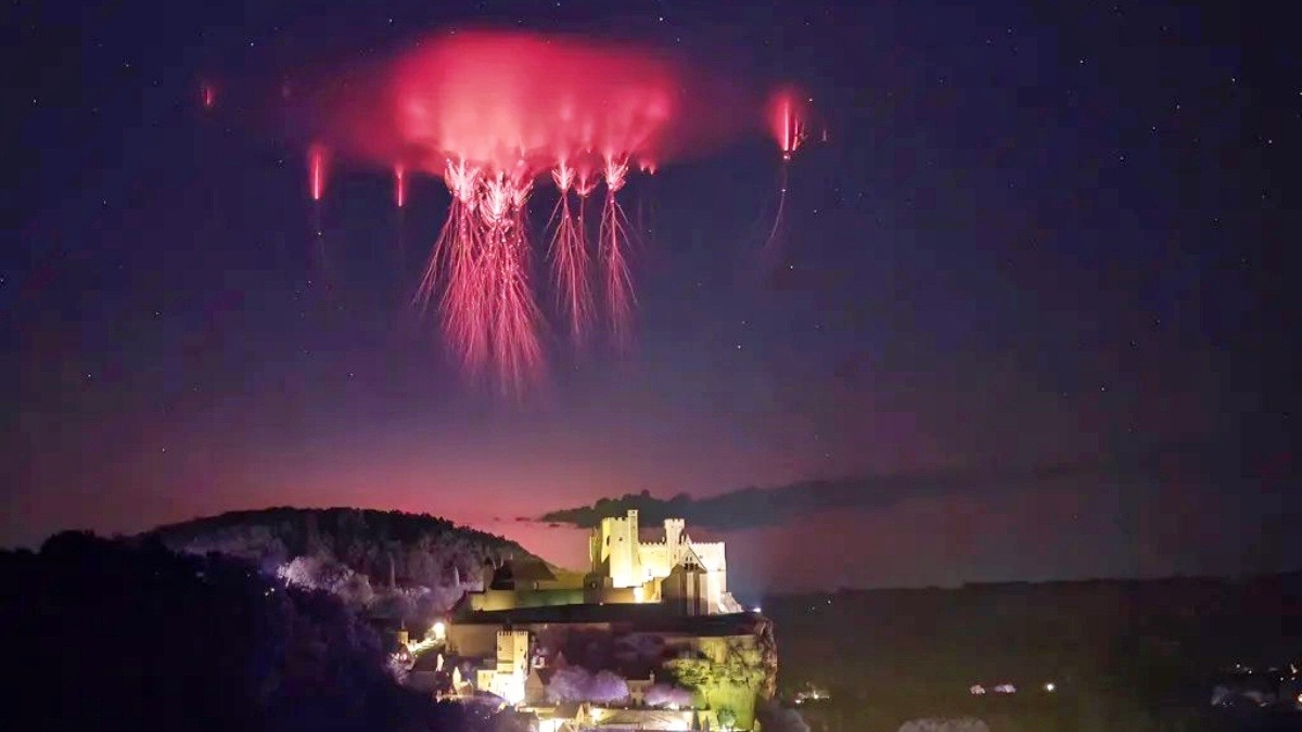 Mysterious pillars of light seen falling from space on Earth. It's not ...