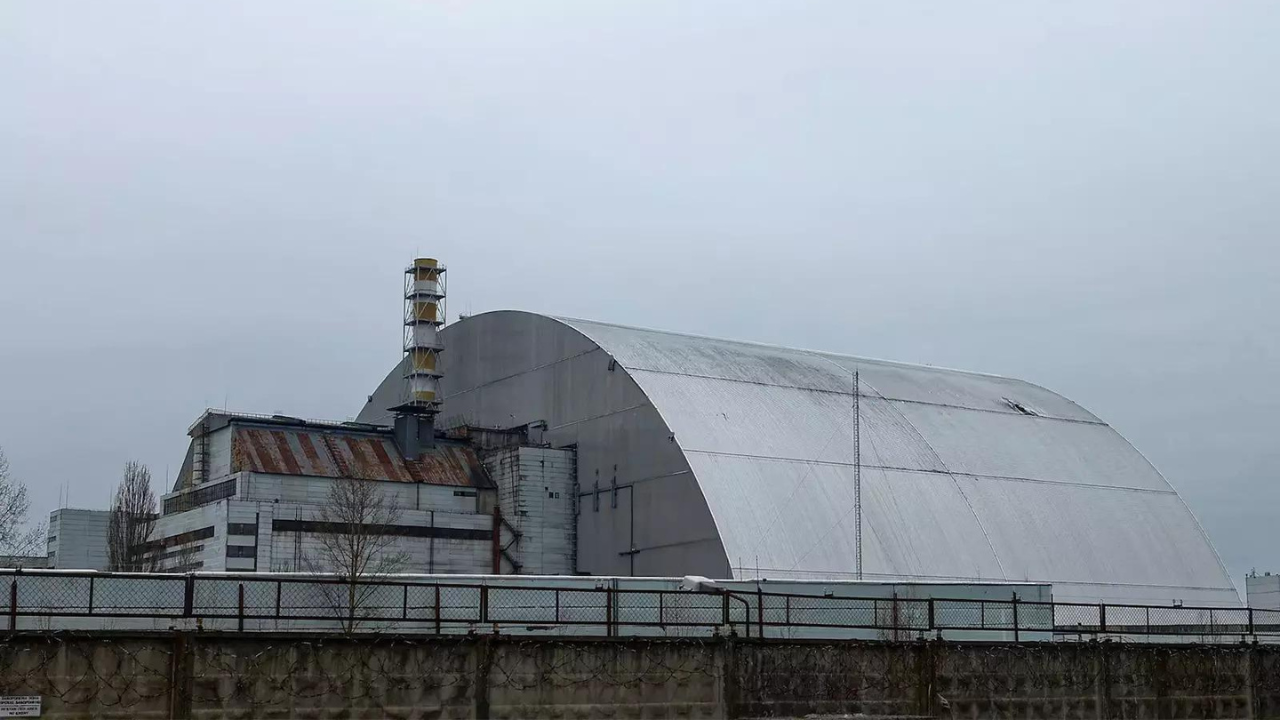 Chernobyl shield damaged: Ukraine blames Russia for loss of confinement ...