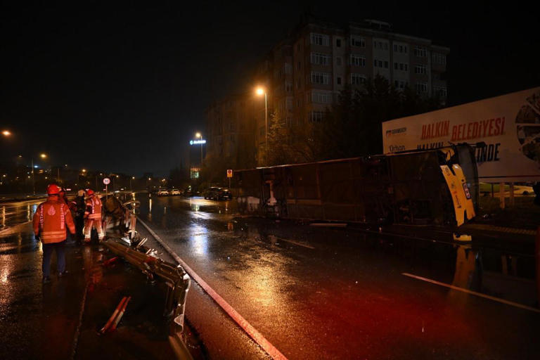 Çekmeköy'de özel halk otobüsü devrildi