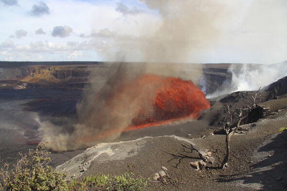 Kilauea volcano explodes shooting lava over 1,000ft in the air as ...