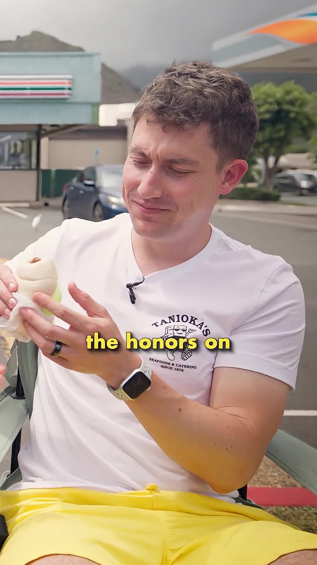 Two Brits try Hawaiian 7-Eleven for the first time!