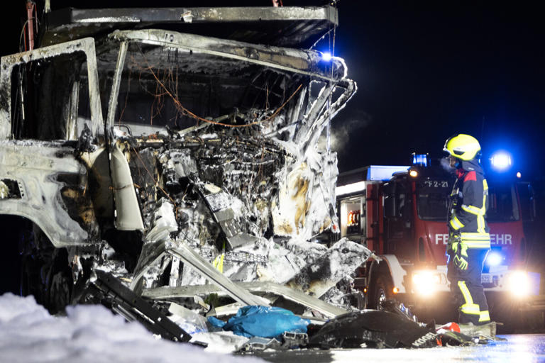 Lastwagen-Unfall auf A67: Mann in brennendem Führerhaus gefangen