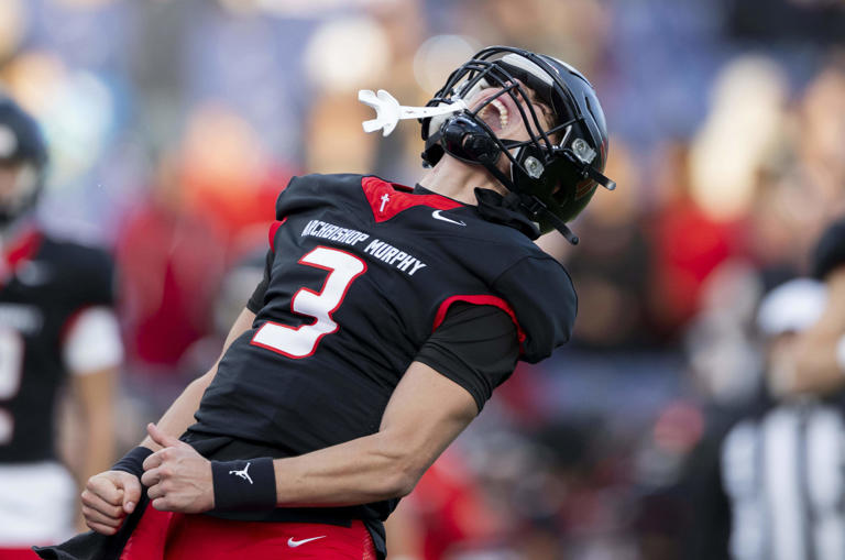 Archbishop Murphy handles Tumwater in 2A championship game, 35-20