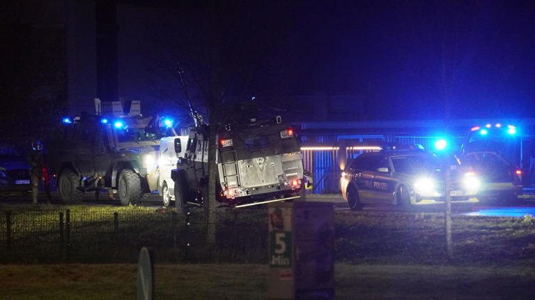 SEK-Panzerwagen rammt Transporter - Mann festgenommen