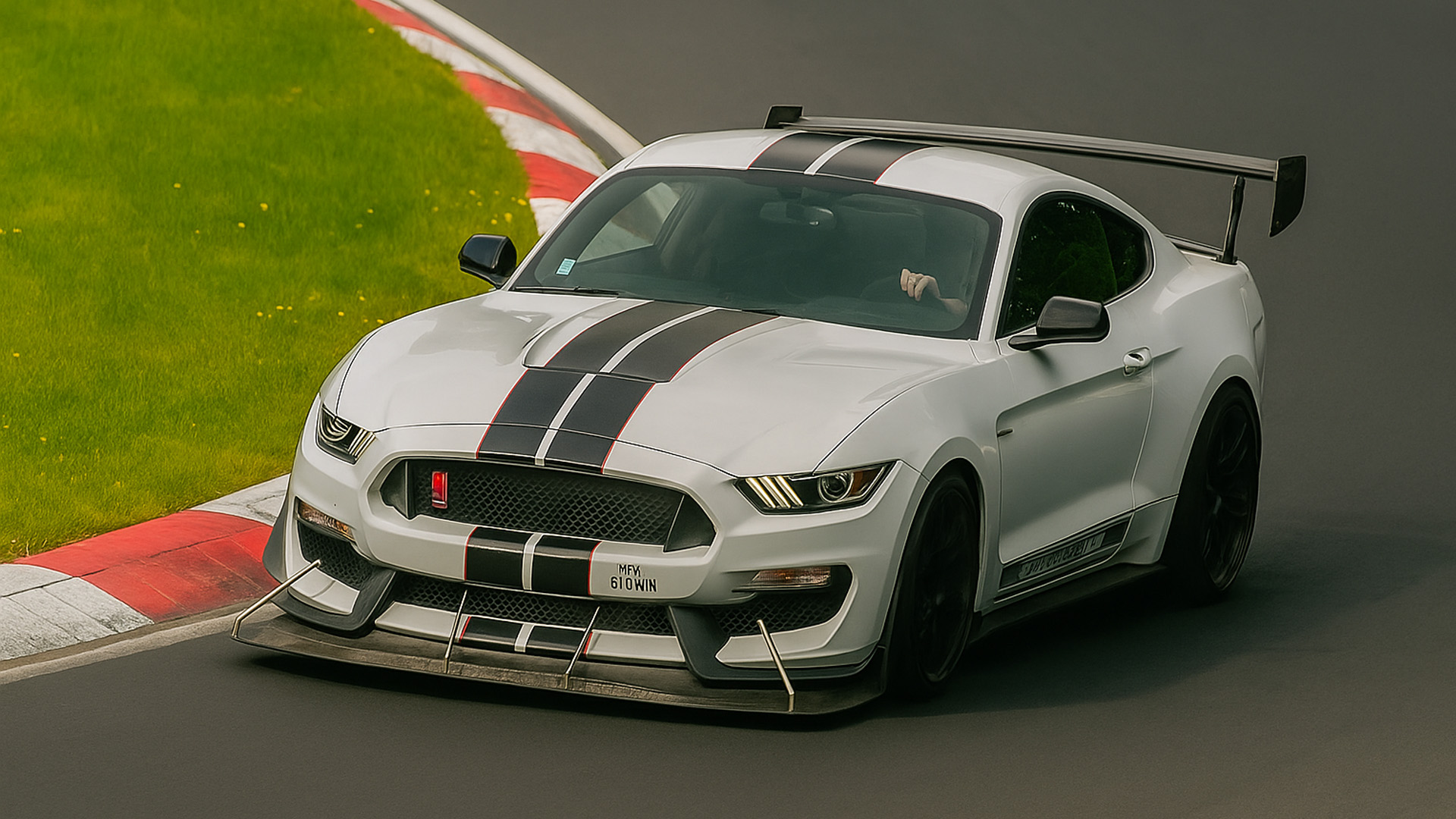 Jak szybki jest Mustang na tym torze?