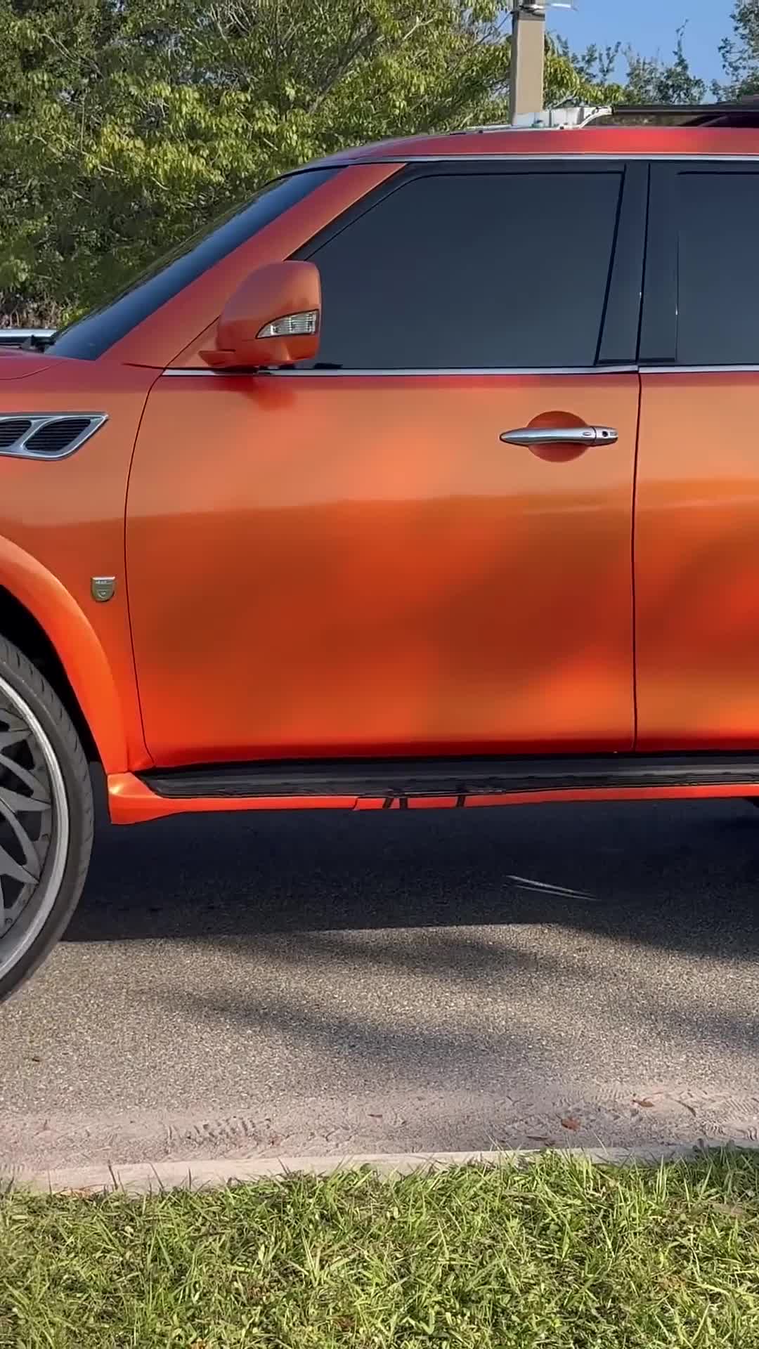 AD’s Infiniti QX on 34” Asanti riding