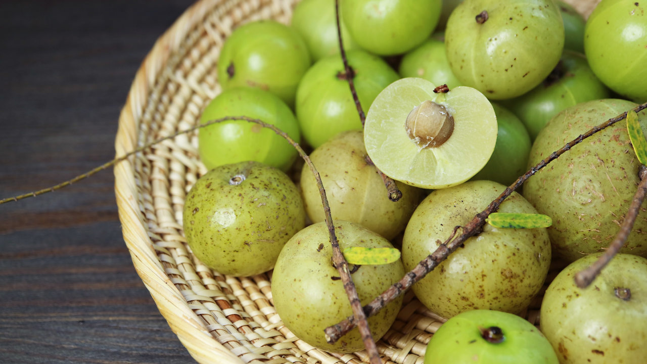 Raw amla vs amla juice: Which is healthier