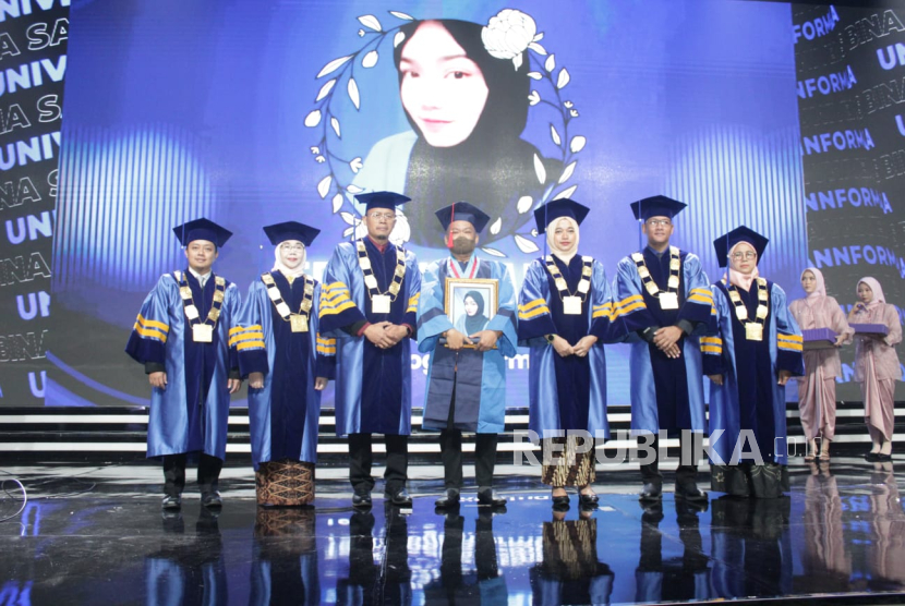 Wisuda UBSI diwarnai isak haru gelar sarjana almarhumah Frida Hasanah ...