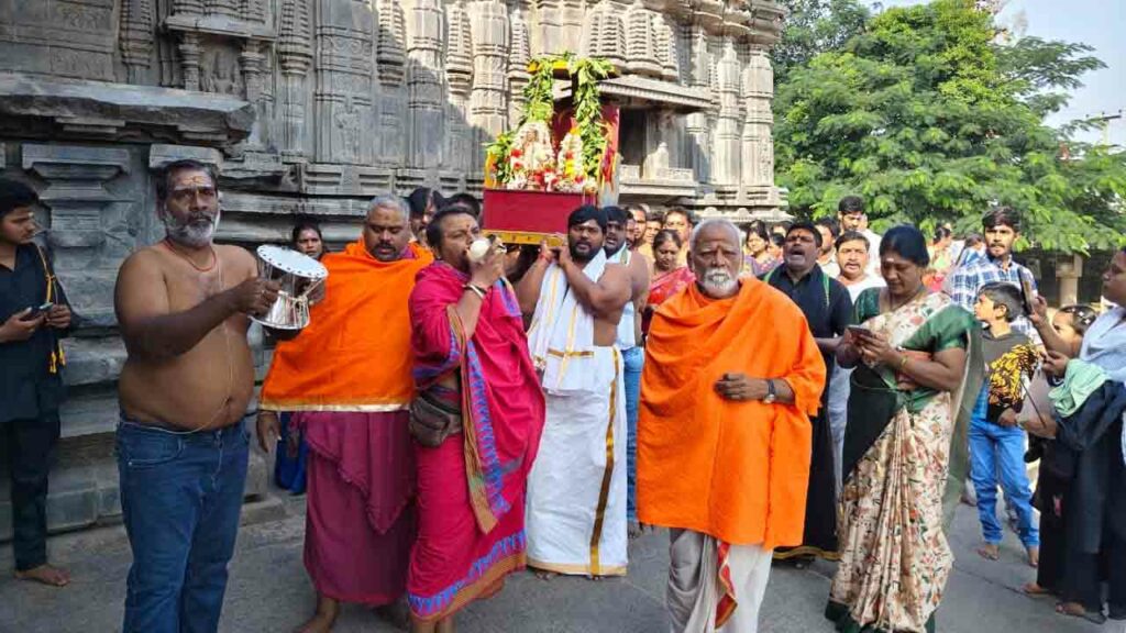 Hanumakonda | వేయిస్తంభాల దేవాలయంలో రుద్రేశ్వరీ-రుద్రేశ్వరస్వామివార్లకు ...