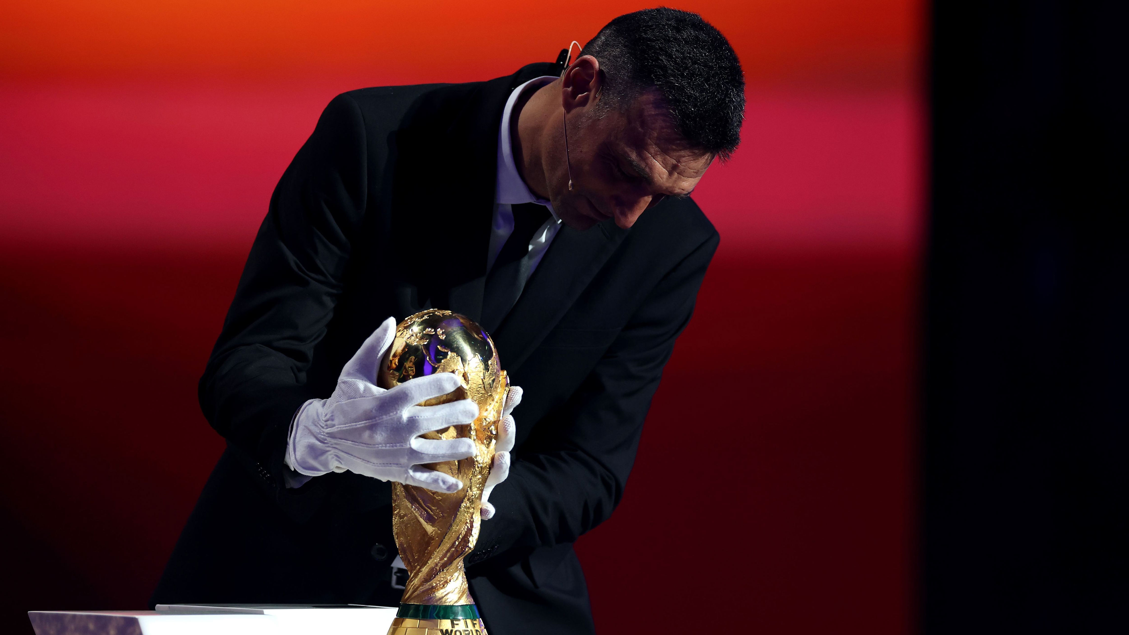FIFA apologise for making Argentina boss Lionel Scaloni wear gloves to ...