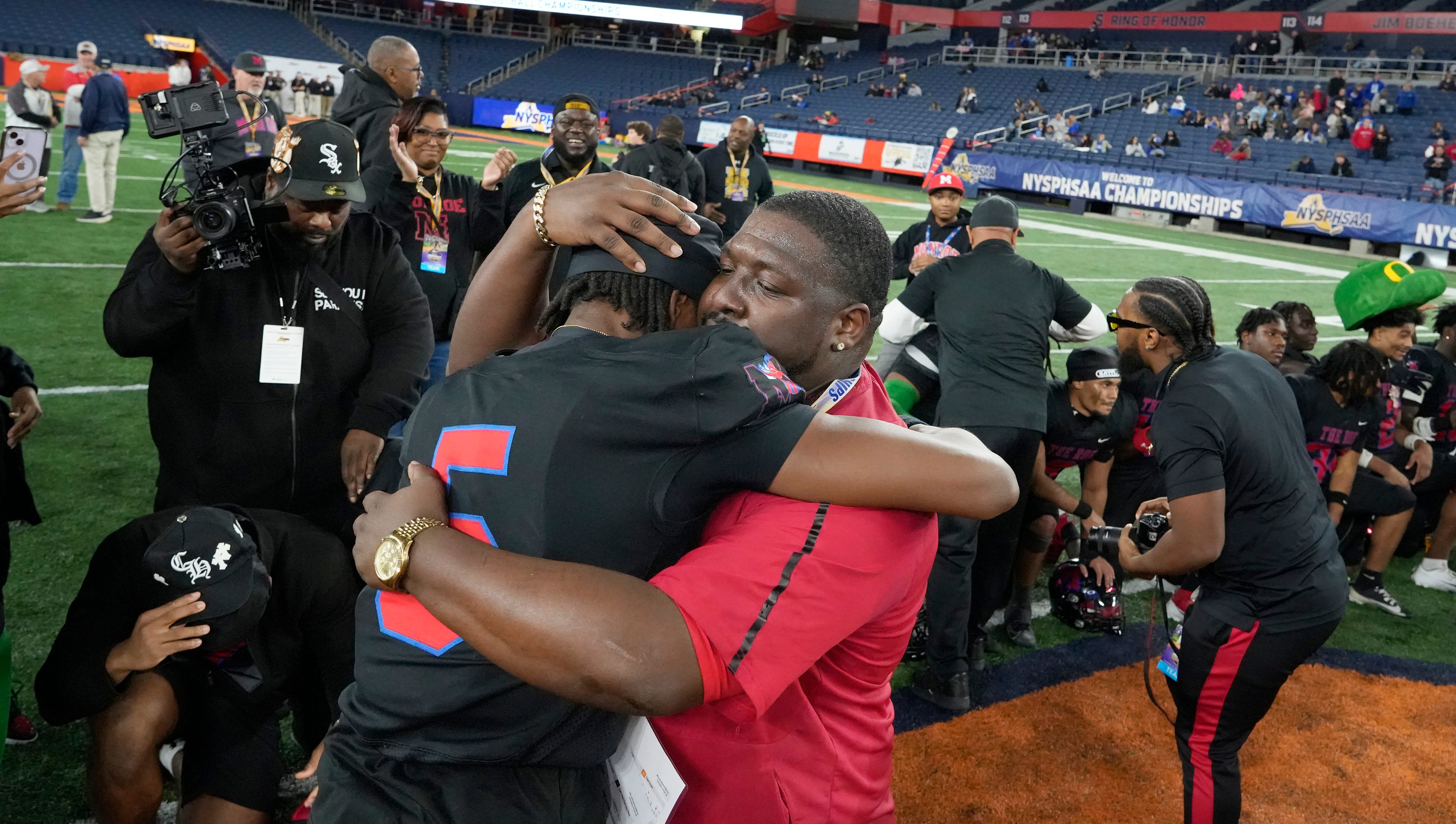 Monroe makes history with dominant win in state football championship