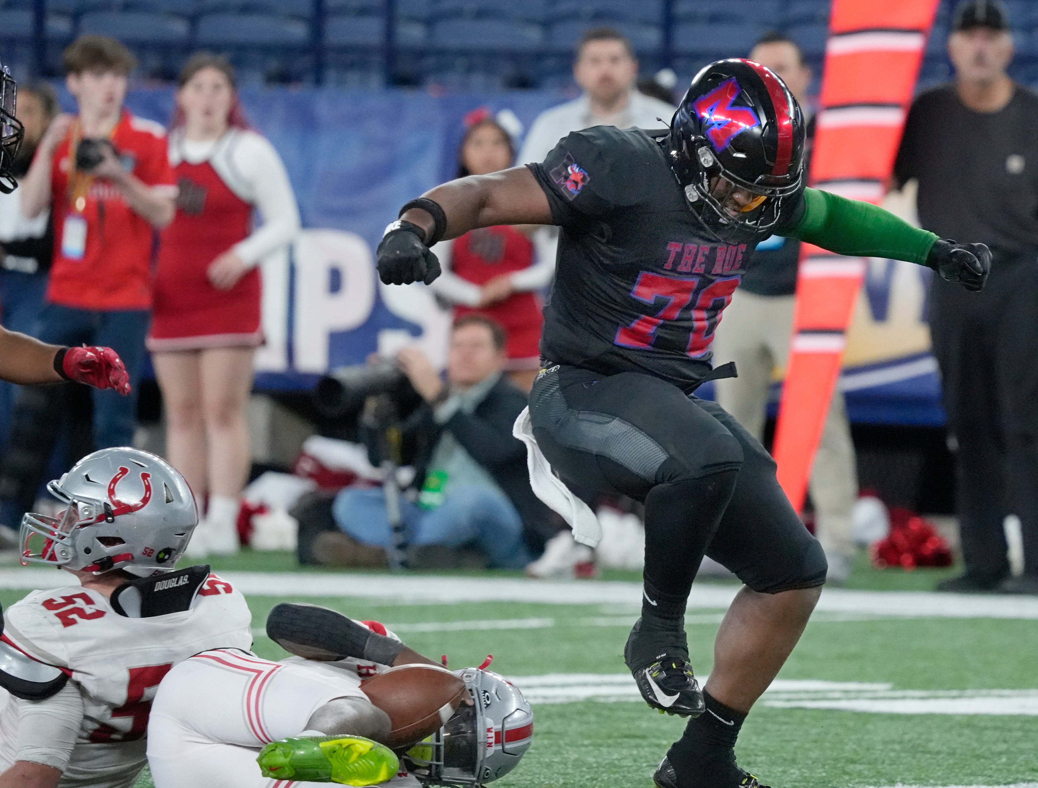Monroe makes history with dominant win in state football championship