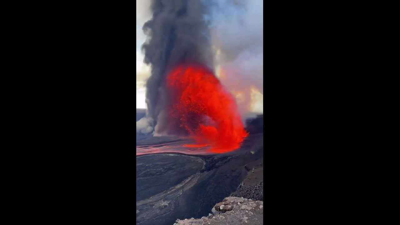 Kīlauea summit eruption and lava fountaining in Hawai, USA