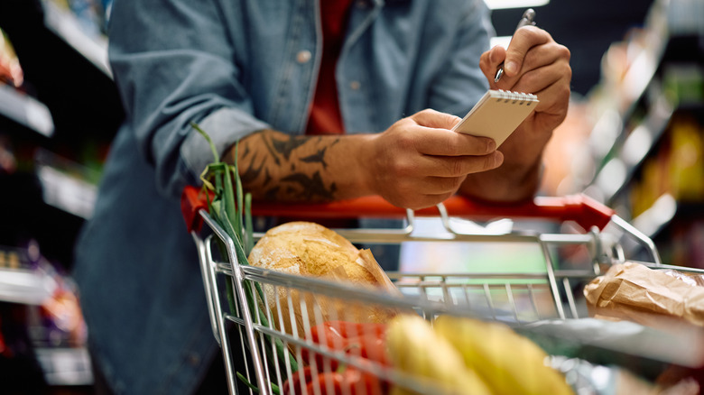 Why you should never go grocery shopping without writing a list
