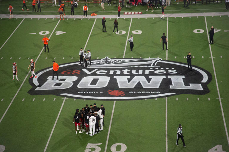 What time does the 68 Ventures Bowl start?