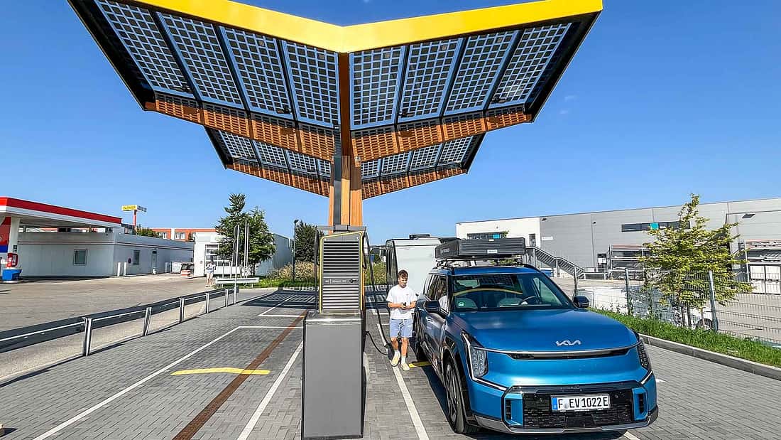Kia EV9 mit Dachzelt und Wohnwagen hinten dran: Abkuppeln, fluchen ...