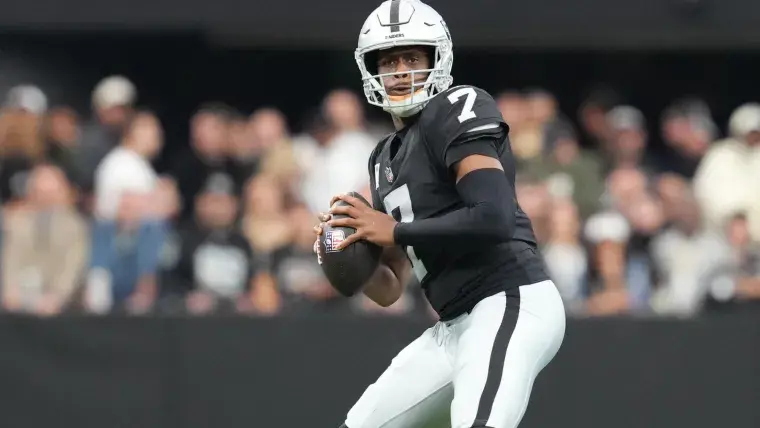 Geno Smith injury update: Raiders QB heads to locker room with hand ...
