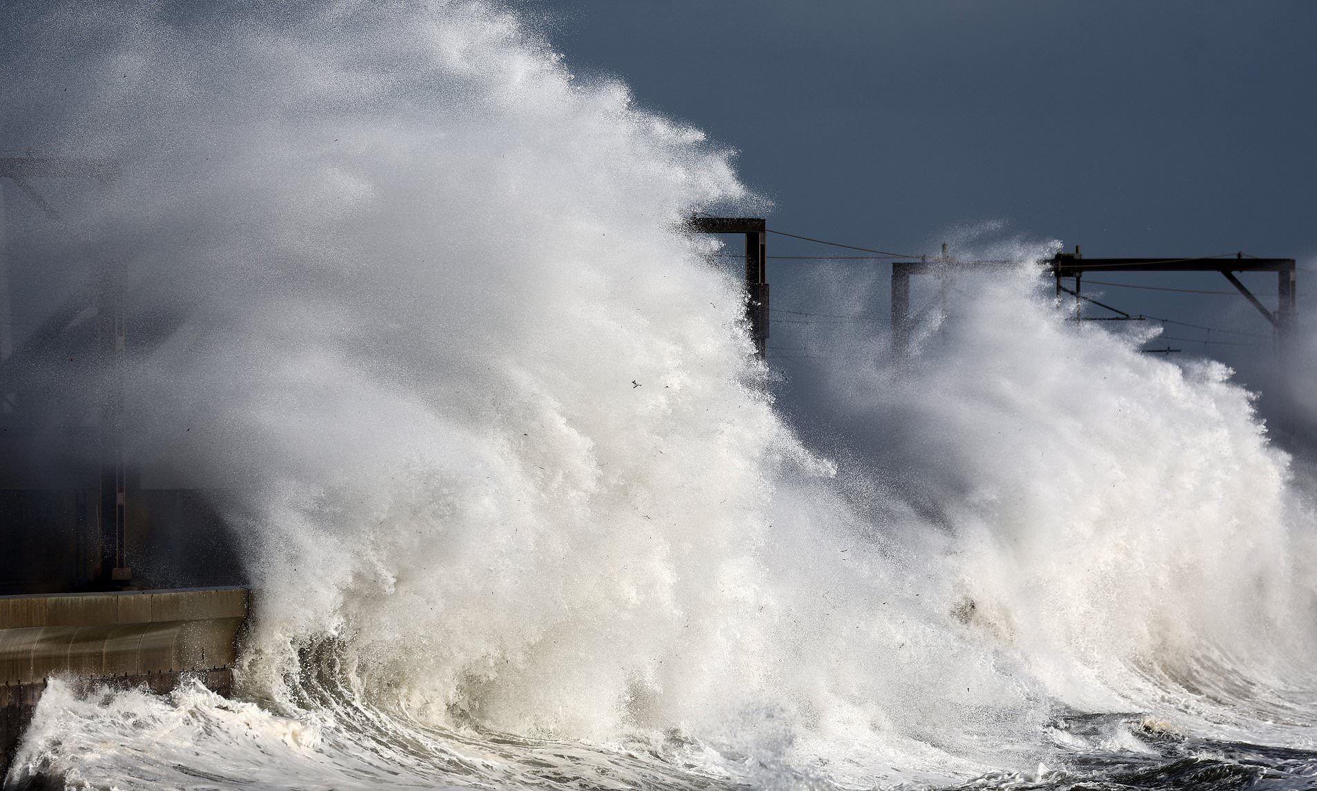 70mph winds to batter parts of Scotland - but it is unusually warm for ...
