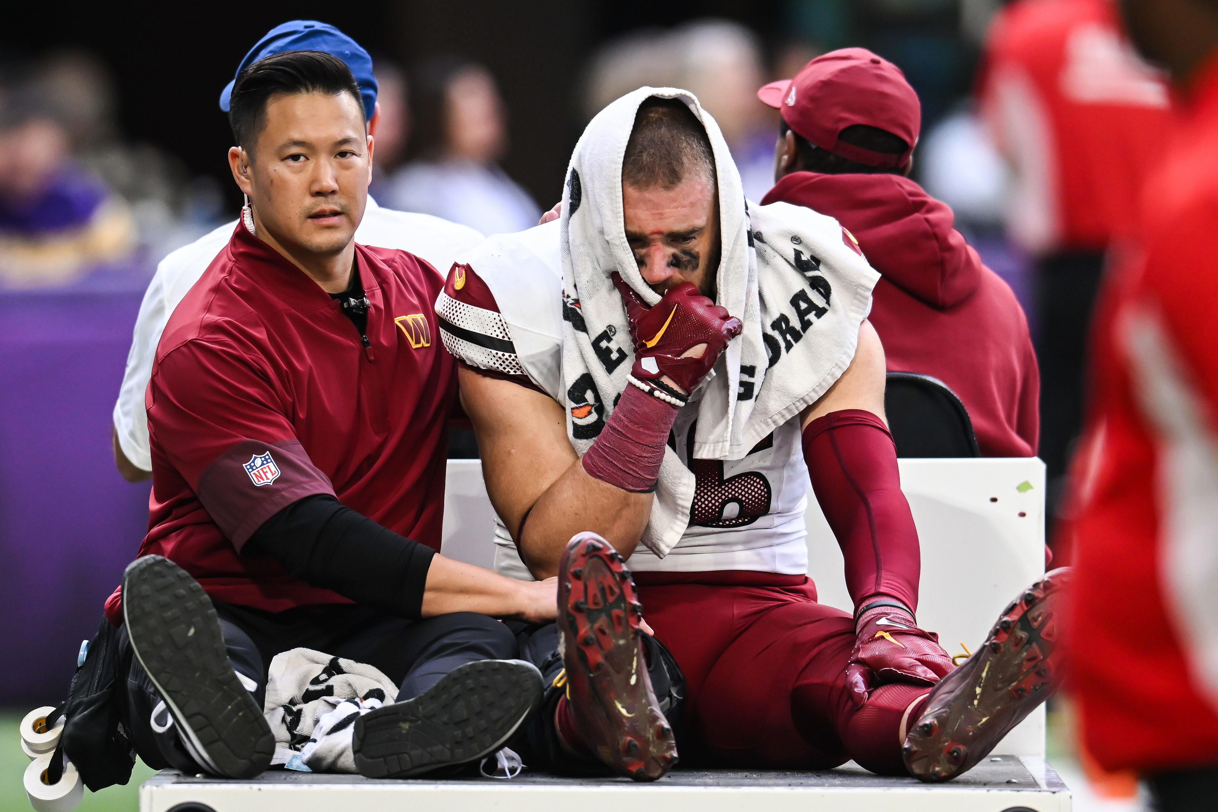 Commanders' Zach Ertz suffers gruesome leg injury: What's the latest?