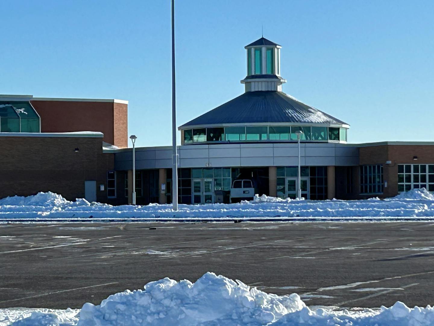 Police: Superior, Wis., officer shot before suspect crashes van into ...