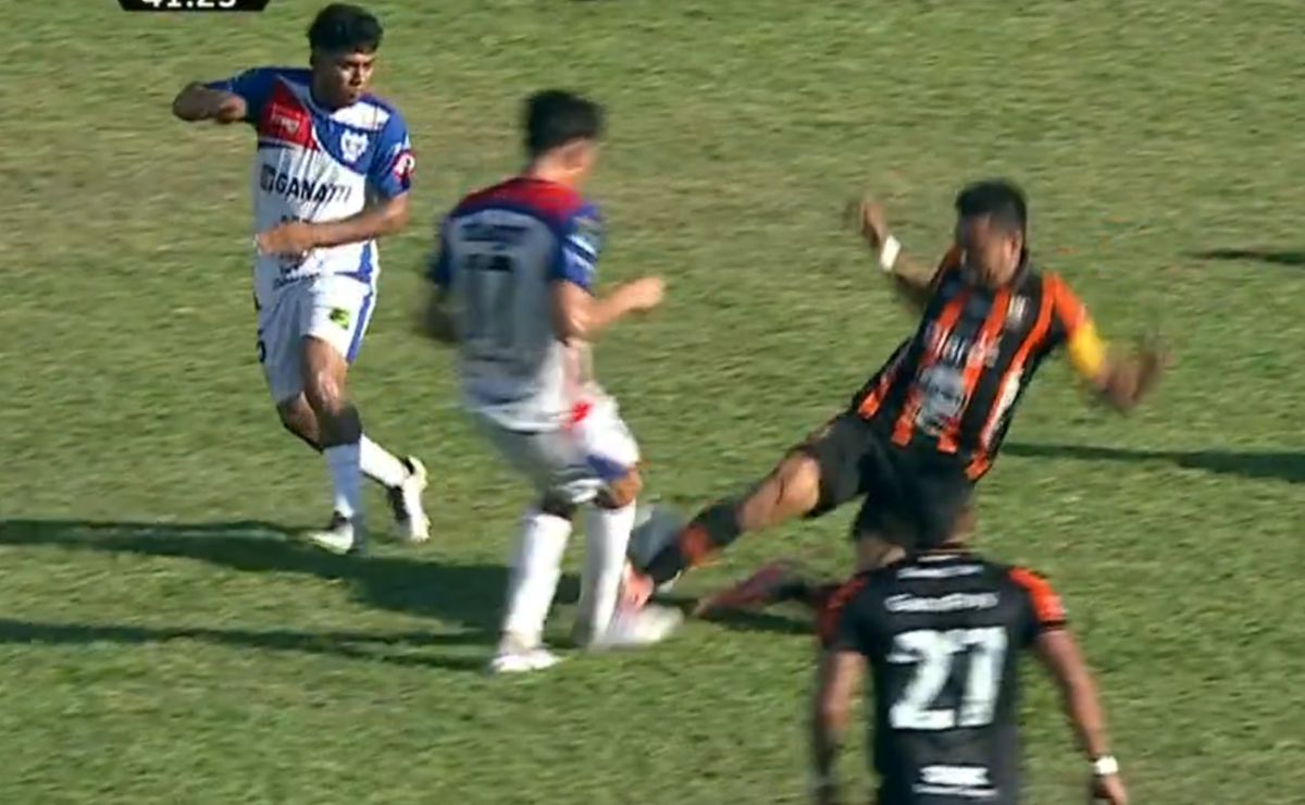 Entrada criminal: Darwin Cerén perdió la cabeza en el partido de Águila ...