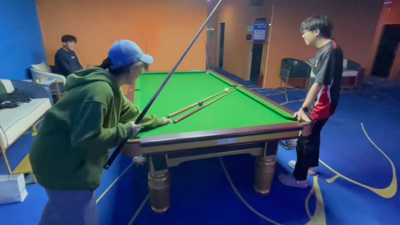 Unexpected billiard trick shot surprises friends in Guangdong, China