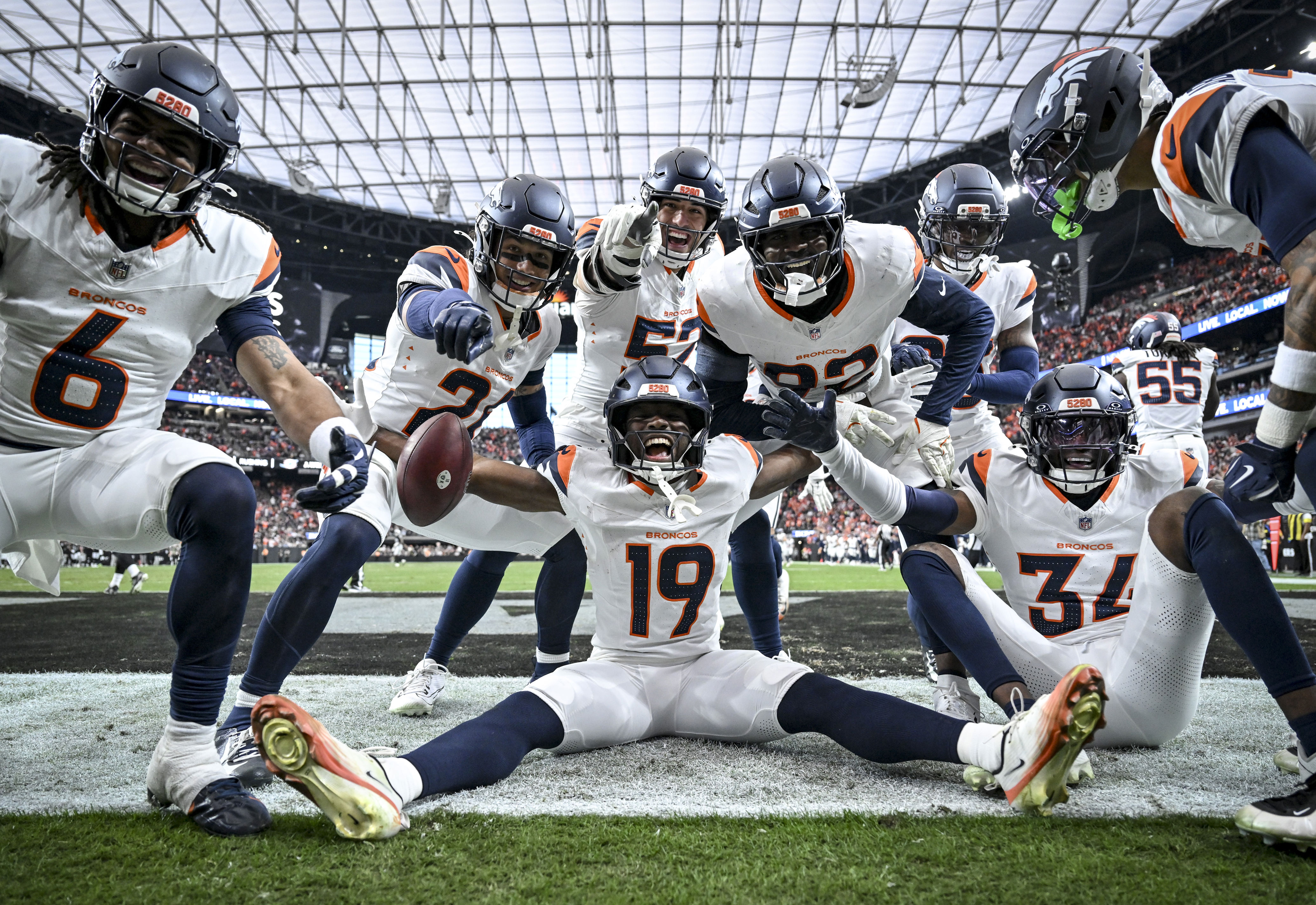 Broncos defeat Raiders and retake top seed in AFC
