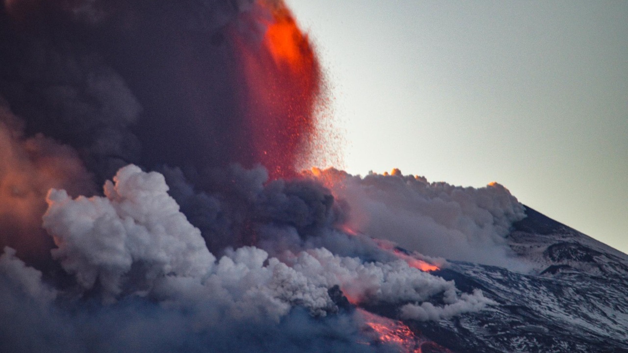 USGS warns a 95% chance of a major eruption after 10,000 quakes