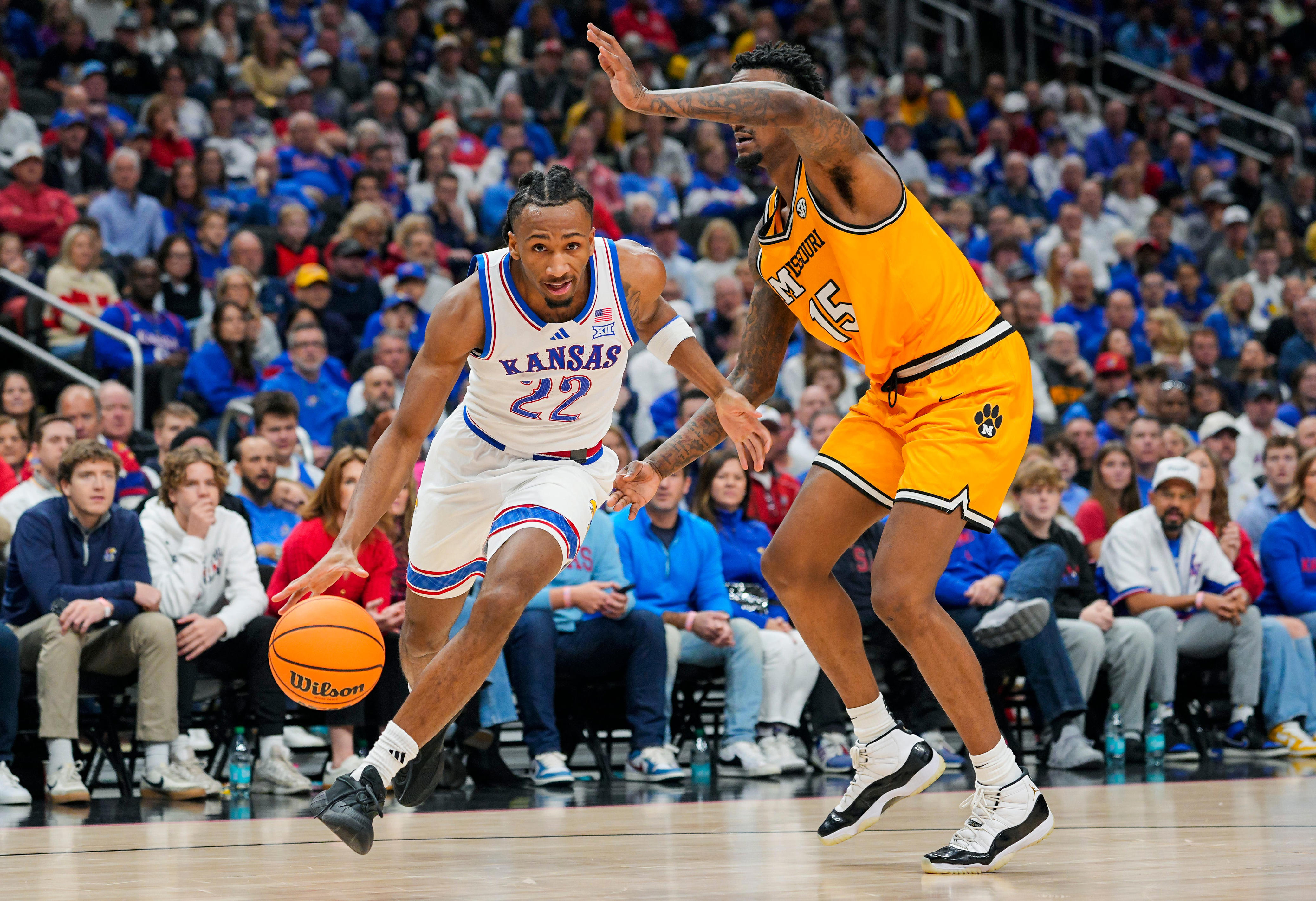 Missouri basketball vs Kansas score. Jayhawks blow out Tigers in KC