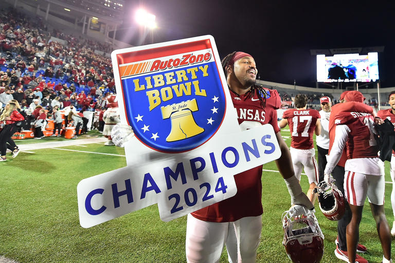 Cincinnati vs. Navy: Liberty Bowl picks, predictions, odds