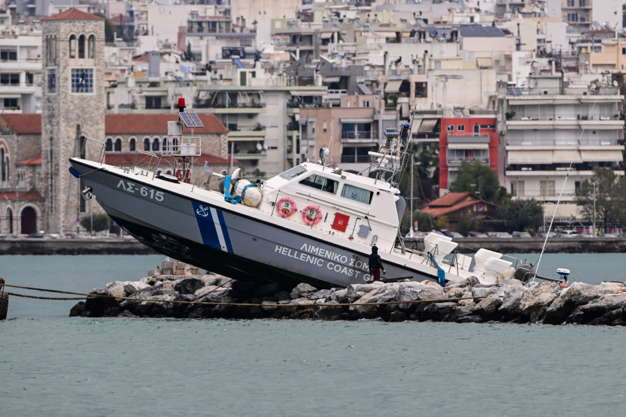Βόλος: Πώς κατέληξε το σκάφος του Λιμενικού στα βράχια - Τι λέει ο ...