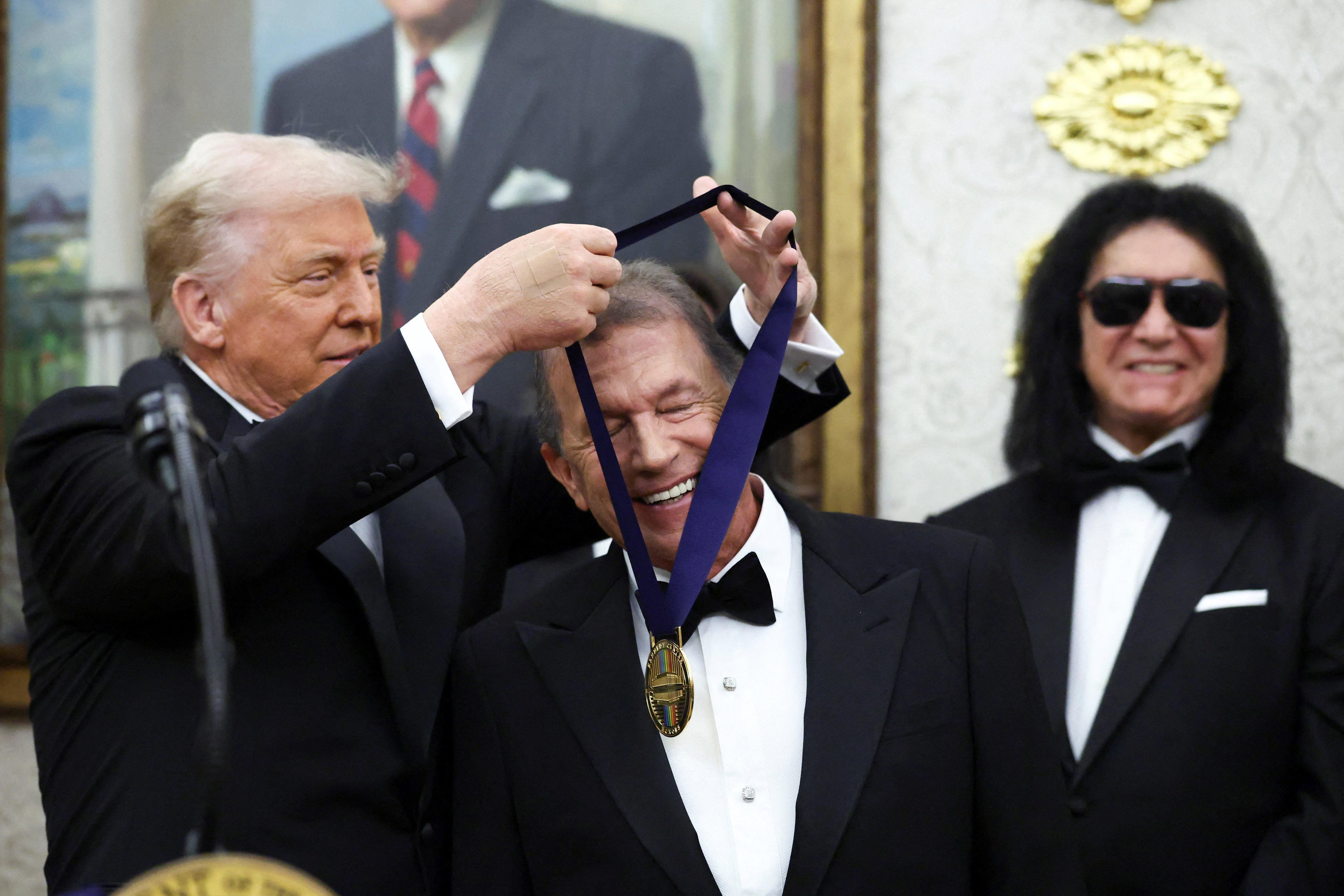 President Trump hosts Kennedy Center Honors with tribute to George Strait